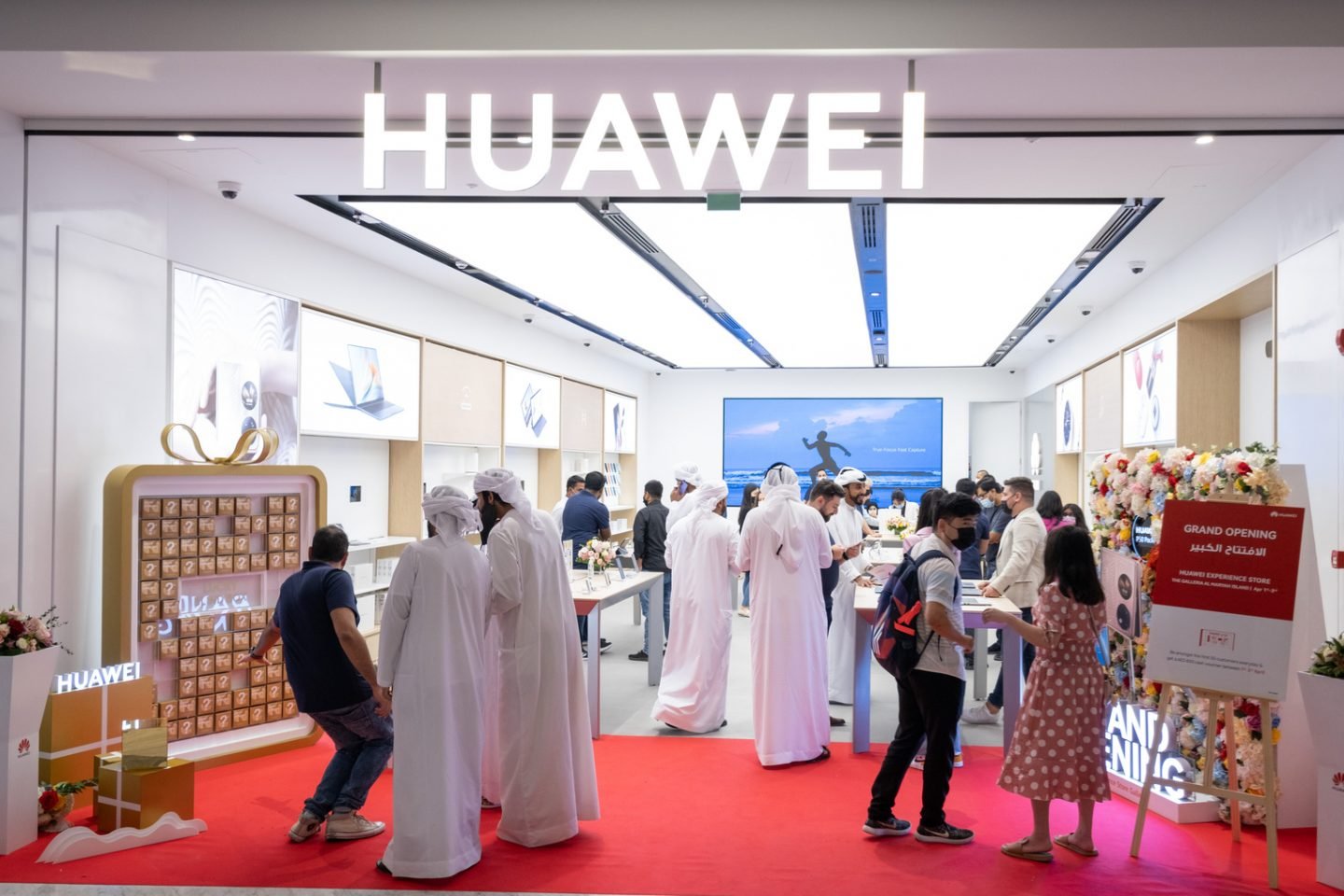 Two more Huawei Experience Stores open doors in the UAE - Gadgets ...