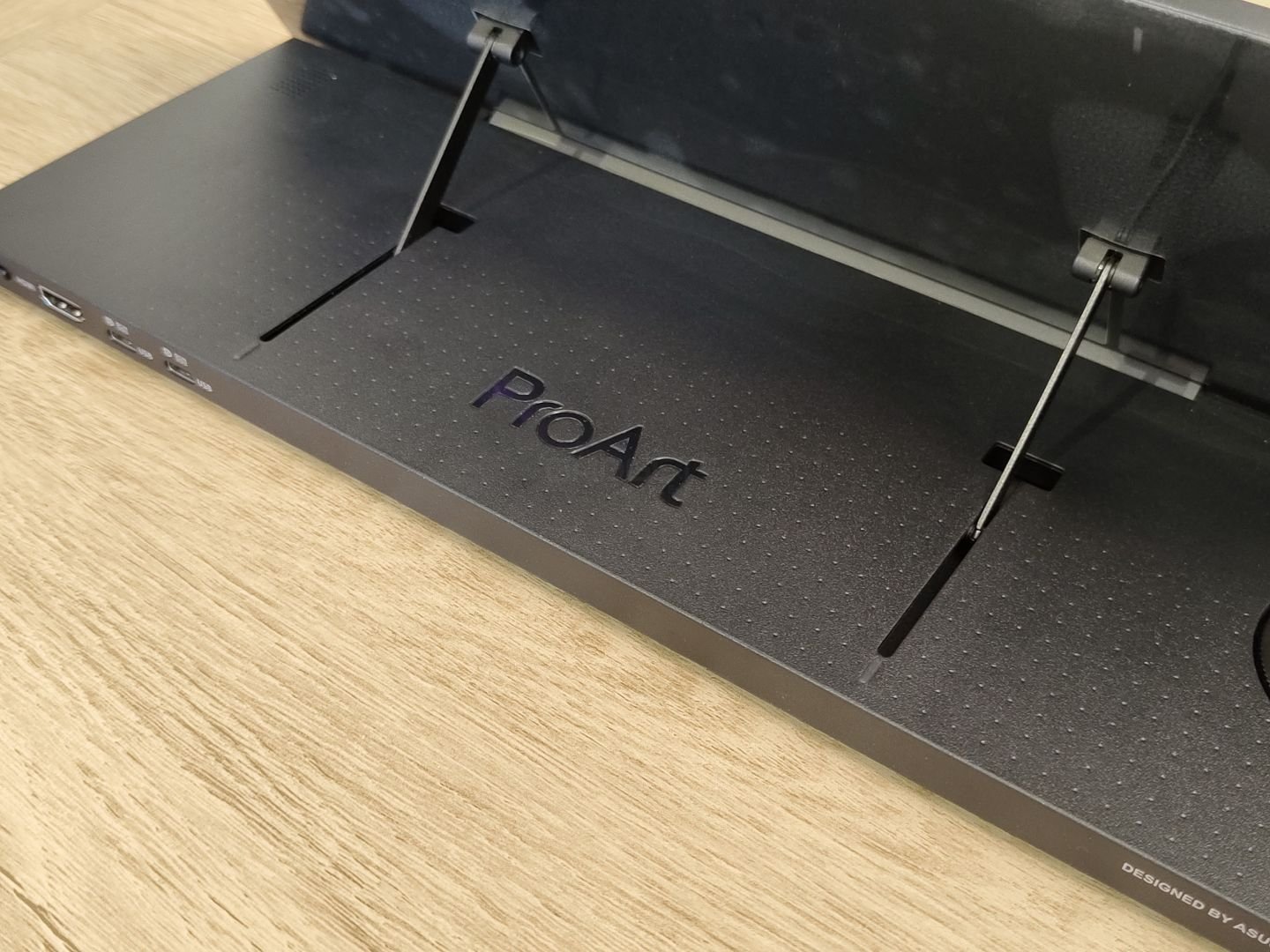 ASUS ProArt PA147CDV Hands-on Review - Gadgets Middle East