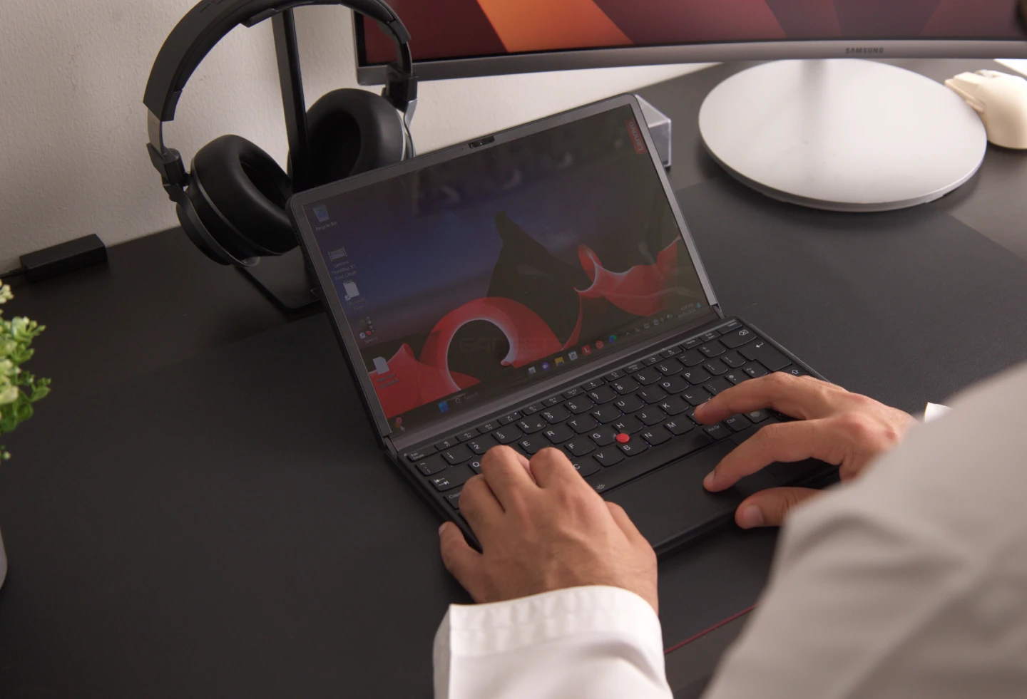 Lenovo ThinkPad X1 Fold 16 Review - Gadgets Middle East