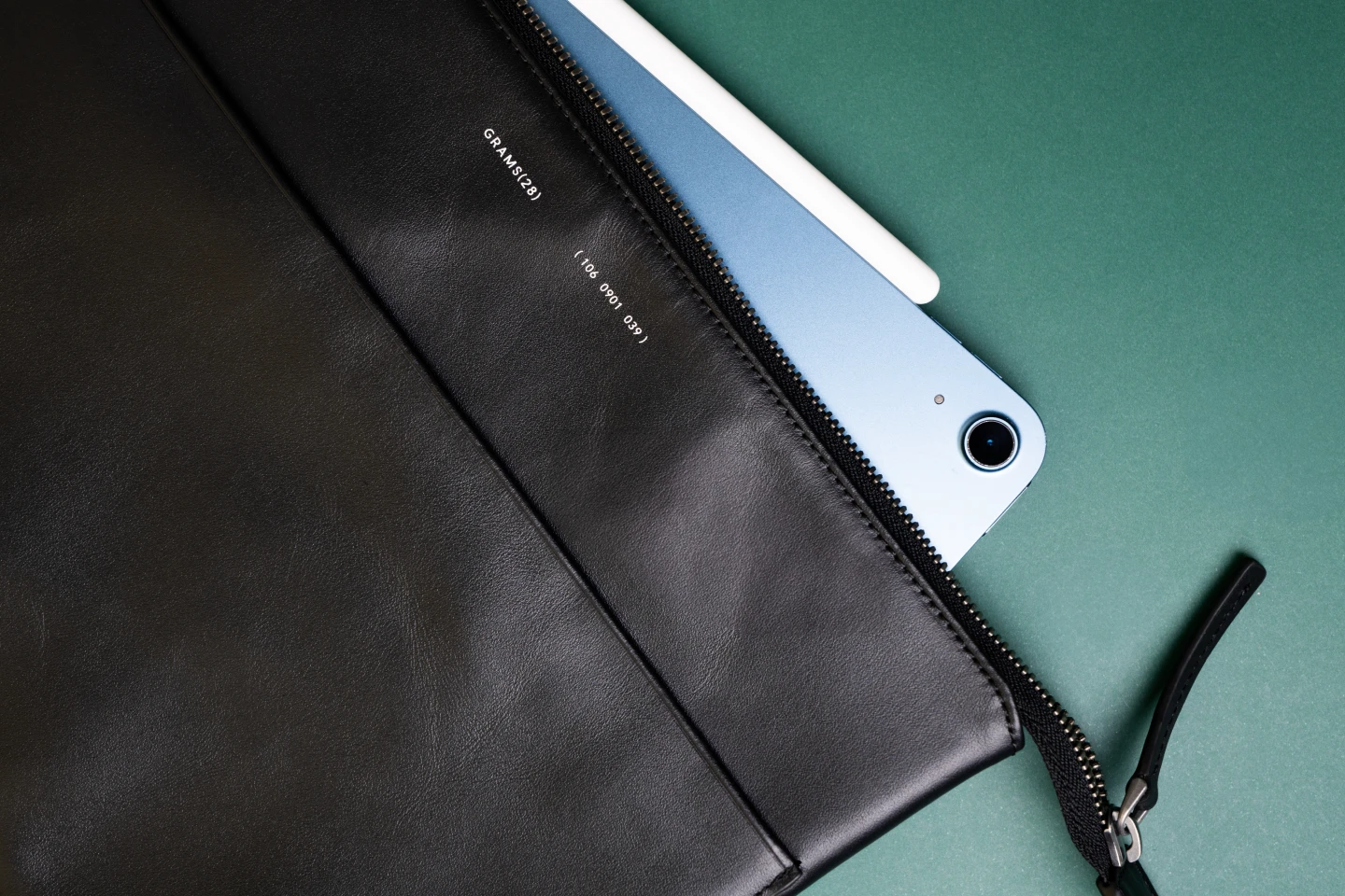 GRAMS28 106 Leather Folio Review - Gadgets Middle East